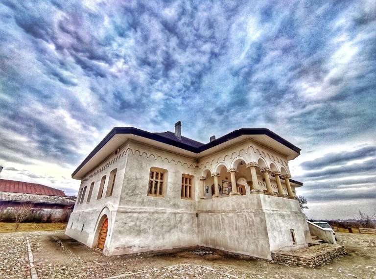 La conacul Pană Filipescu construit în anul 1650, precursorul stilului ...