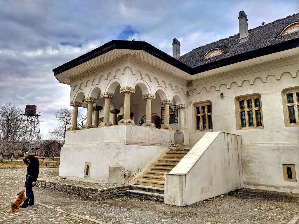 La conacul Pană Filipescu construit în anul 1650, precursorul stilului ...