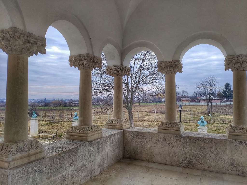 La conacul Pană Filipescu construit în anul 1650, precursorul stilului ...